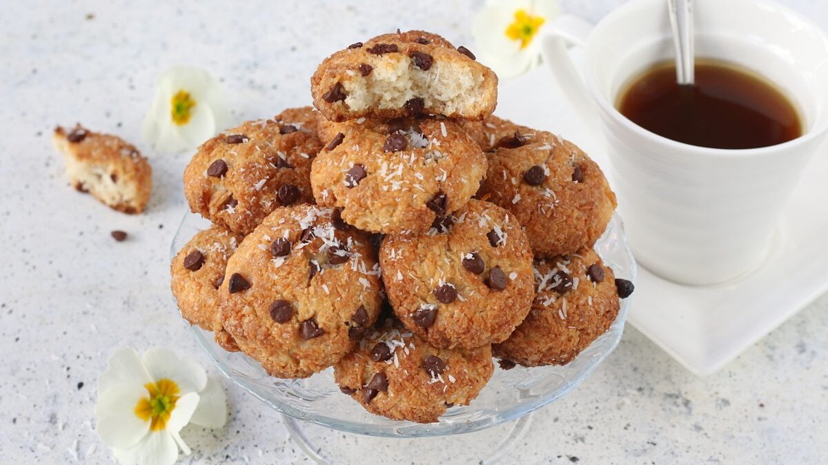Biscotti al cocco e cioccolato bianco: la ricetta dei dolcetti semplici ...