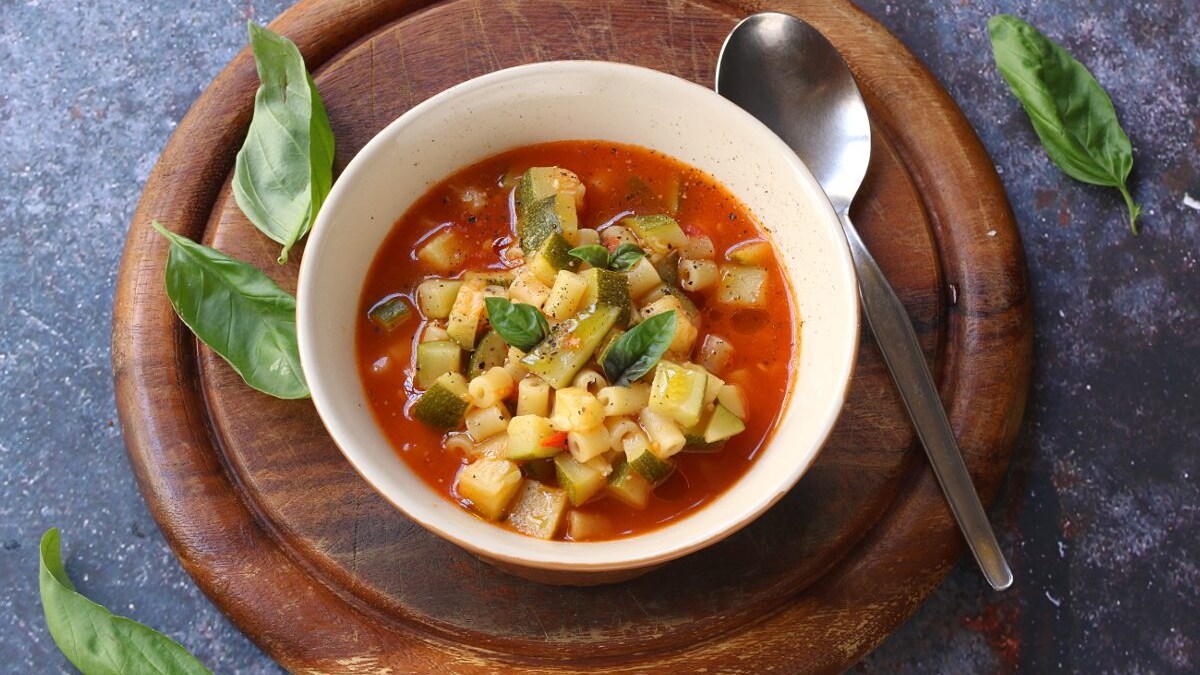 Zuppe e minestre: 48 ricette nutrienti e gustose, ideali per i giorni ...