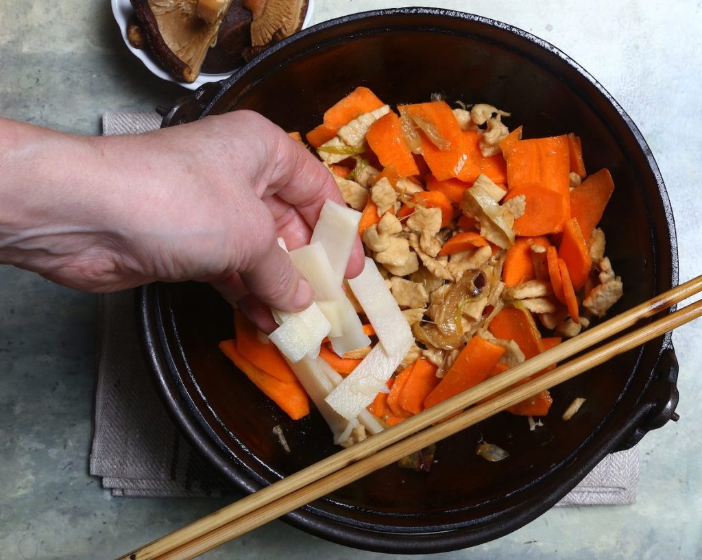 Pollo funghi e bambù: la ricetta del piatto facile e saporito