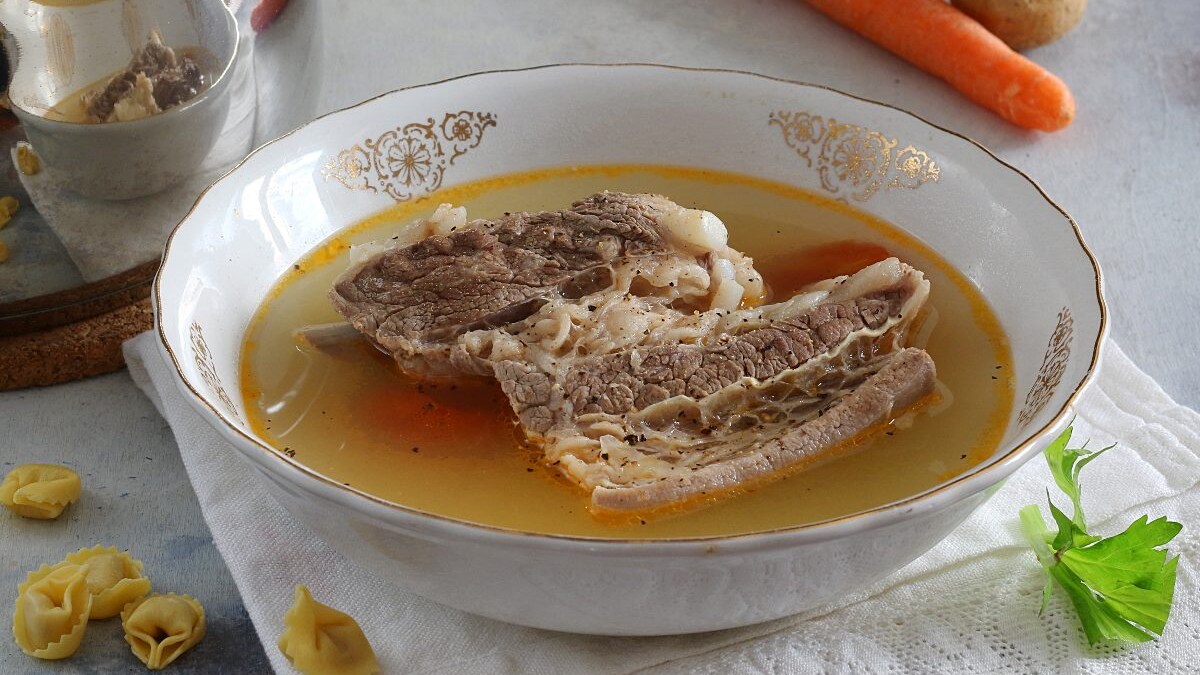 Pasta paddunedda: la ricetta in brodo con palline di carne tipica modicana