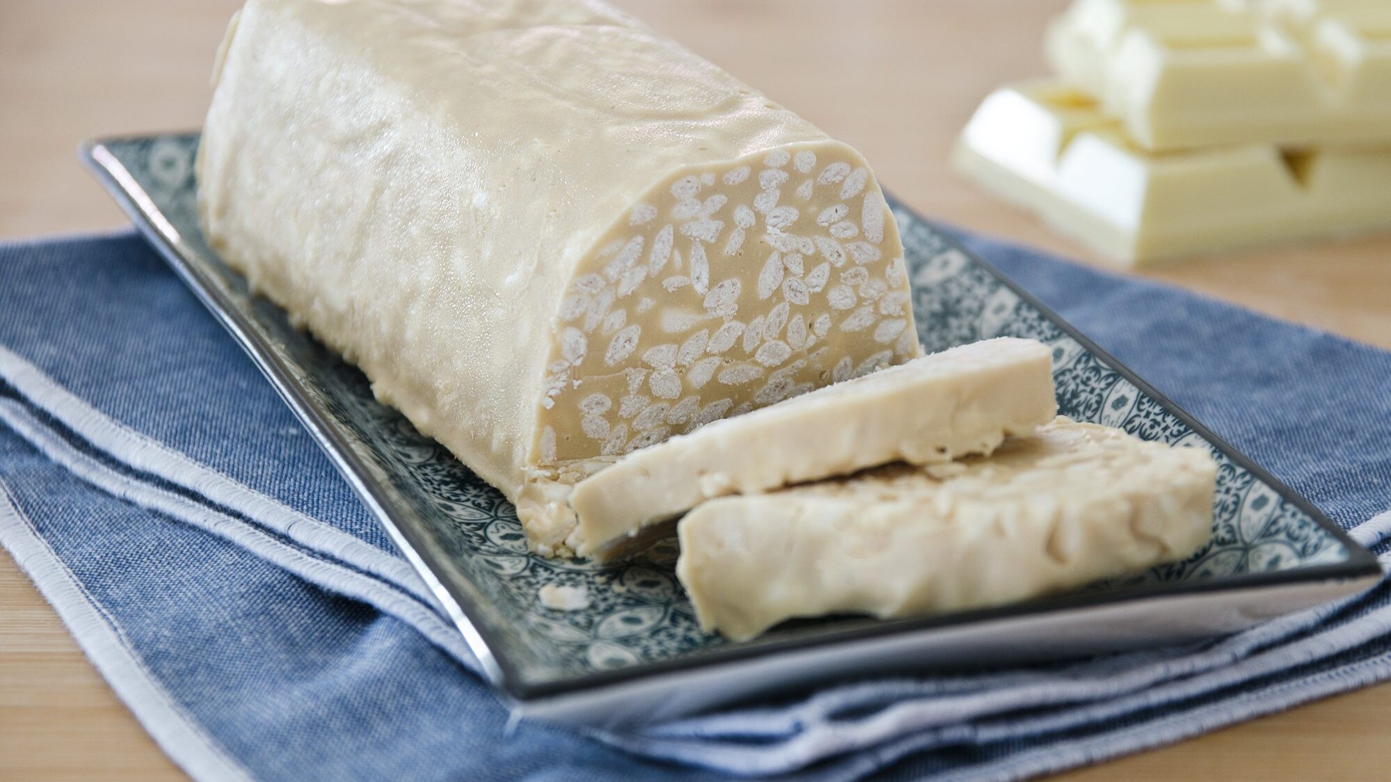 Torrone al cioccolato con latte condensato: la ricetta del torrone ...