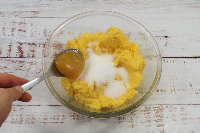 Polenta dolce: la ricetta del dolce rustico con uvetta, noci e cioccolato