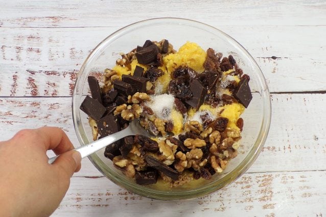 Polenta dolce: la ricetta del dolce rustico con uvetta, noci e cioccolato