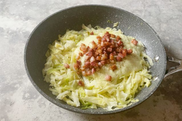 Pasta con verza e pancetta: la ricetta del primo semplice e saporito
