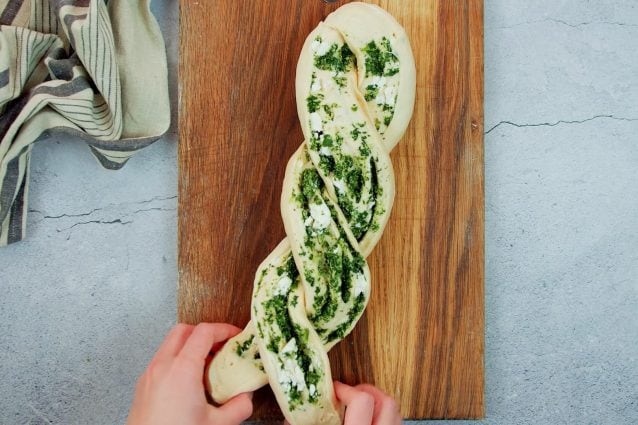 Treccia di pane con spinaci e feta: la ricetta del rustico sfizioso e ...