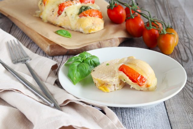 Pollo alla caprese: la ricetta del secondo piatto gustoso e filante