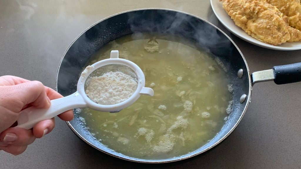 Pollo alla francese: la ricetta del secondo salvacena facile e sfizioso