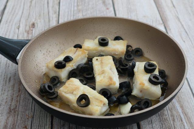 Nasello in padella: la ricetta del secondo di pesce veloce e appetitoso