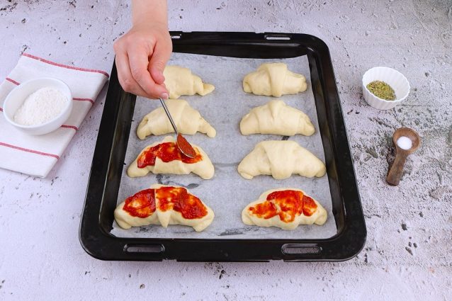 Cornetti di pizza: la ricetta dei lievitati sfiziosi con goloso ripieno