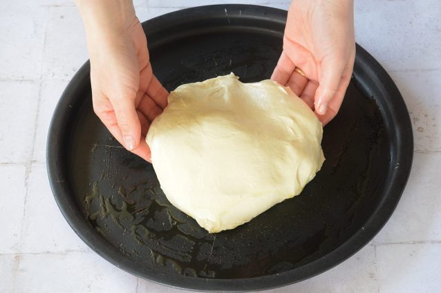 Strazzata: la ricetta della focaccia a forma di ciambella di Avigliano