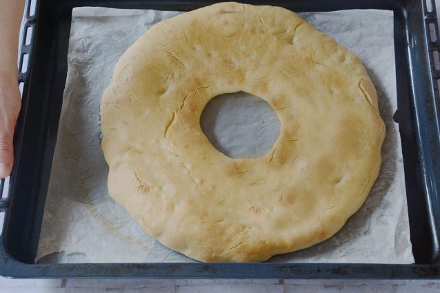 Strazzata: la ricetta della focaccia a forma di ciambella di Avigliano