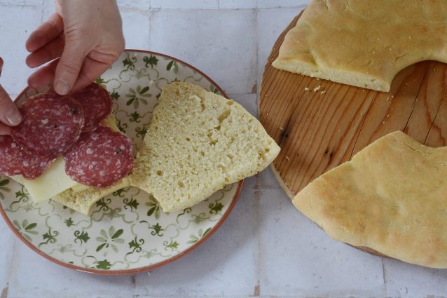 Strazzata: la ricetta della focaccia a forma di ciambella di Avigliano