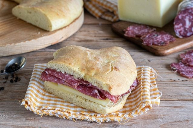 Strazzata: la ricetta della focaccia a forma di ciambella di Avigliano