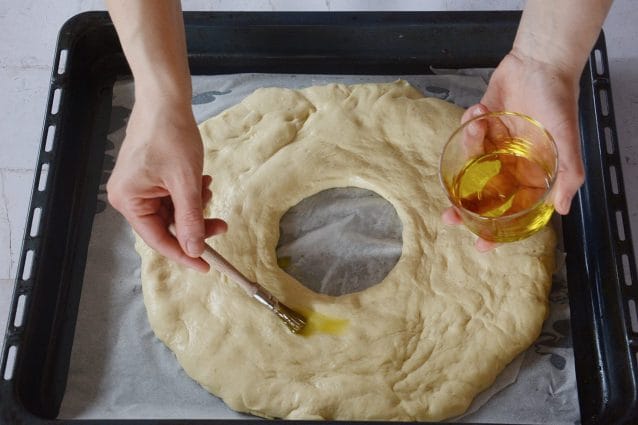 Strazzata: la ricetta della focaccia a forma di ciambella di Avigliano