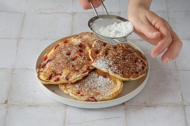 Pancakes alle fragole: la ricetta per una colazione sana e deliziosa