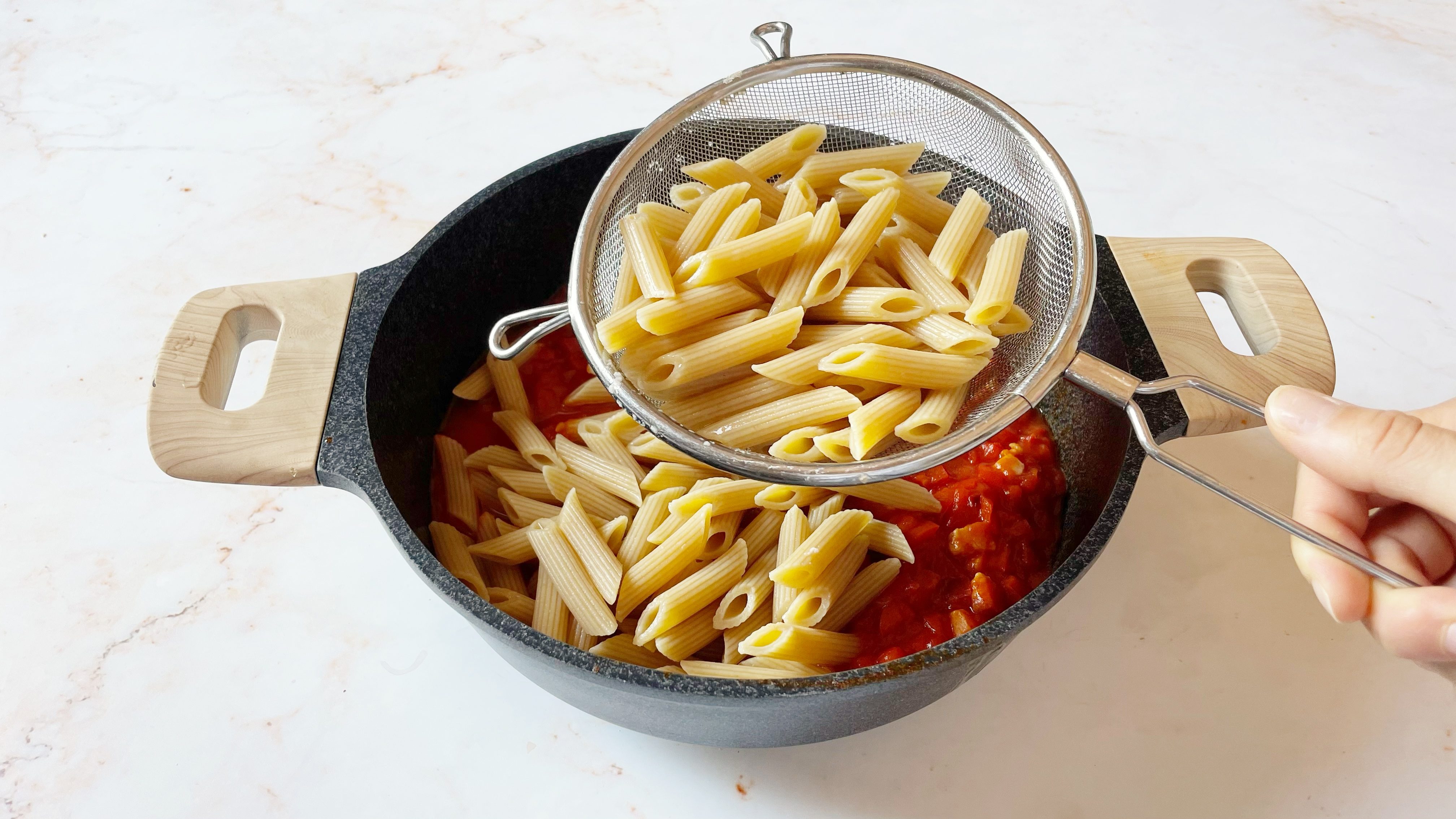 Pasta alle 7 P: la ricetta del primo piatto facile e veloce