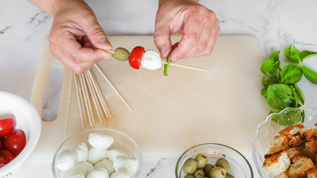 Spiedini di mozzarella: la ricetta dell'antipasto fresco e colorato