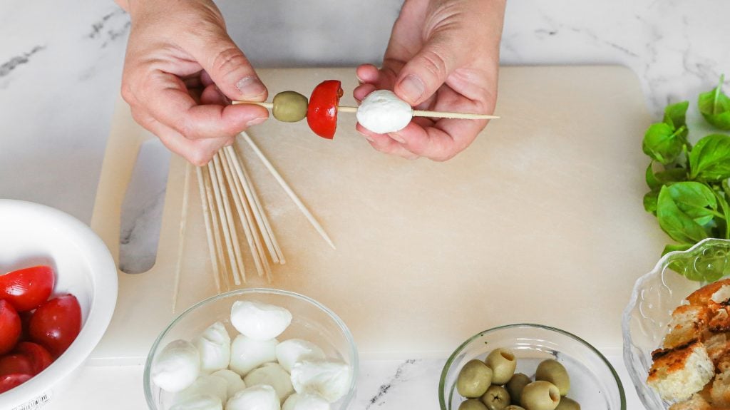 Spiedini di mozzarella: la ricetta dell'antipasto fresco e colorato