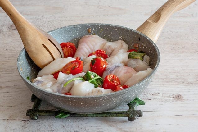 Rana pescatrice in umido: la ricetta del secondo di mare dai profumi ...