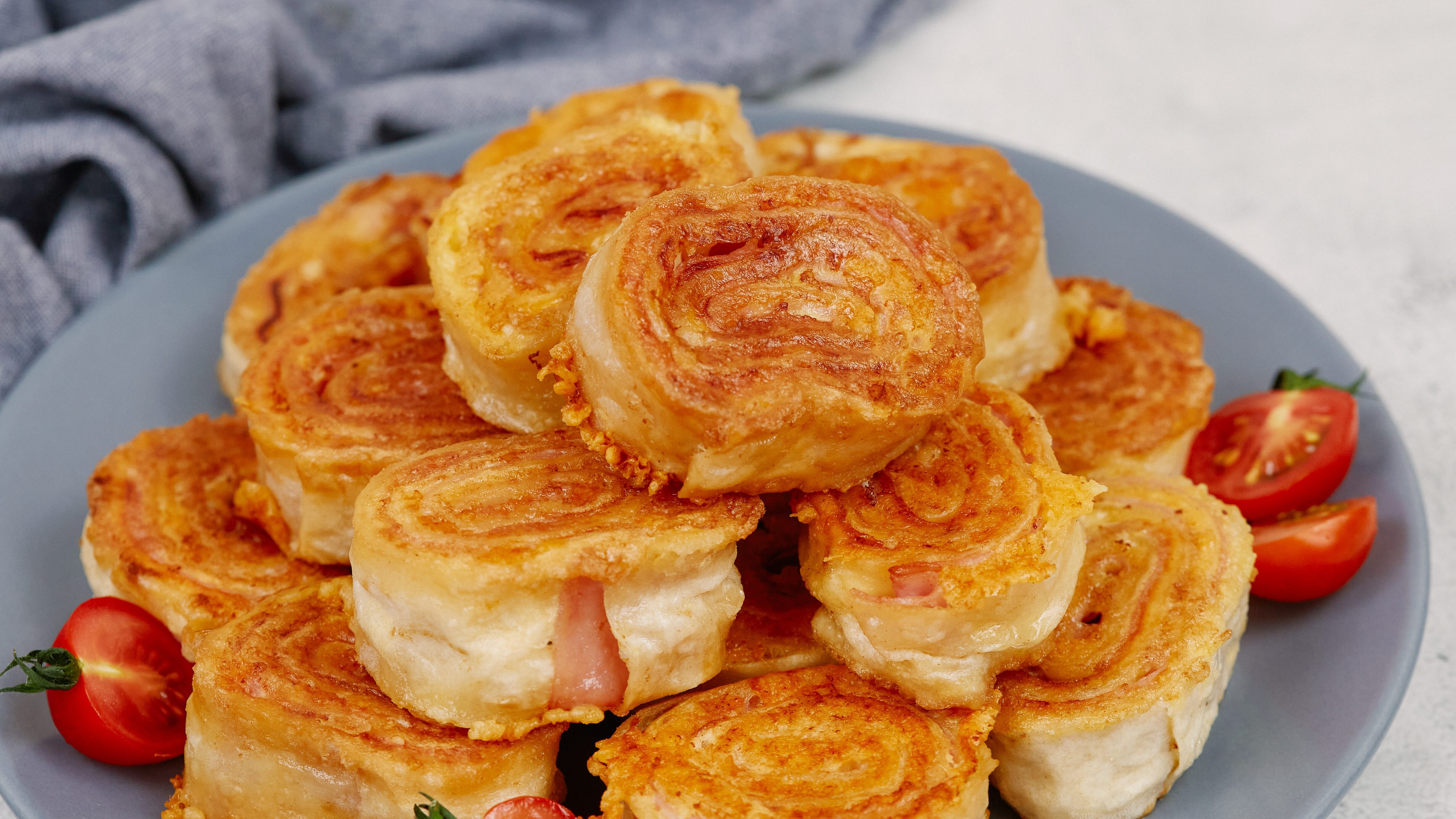 Rotoli di piadina farciti e fritti: la ricetta dell'antipasto veloce e ...