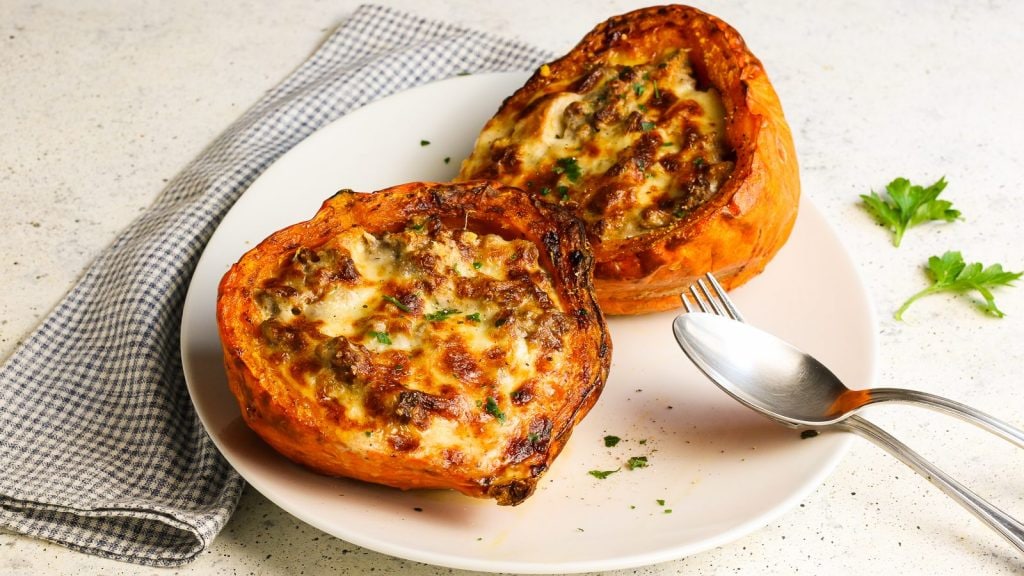 Zucca ripiena al forno: la ricetta del piatto farcito con provola filante