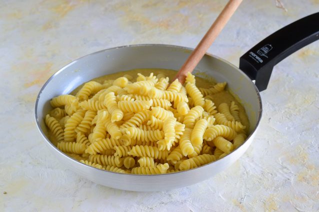 Pasta con crema di ceci: la ricetta del primo piatto veloce e profumato