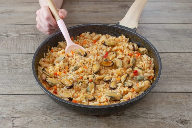 Riso e fagioli con cozze e pancetta: la ricetta del primo ricco e saporito