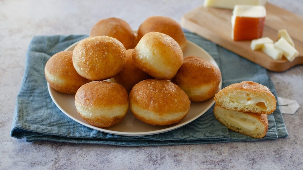 Mini krapfen salati: la ricetta dei bocconcini fritti con ripieno ...