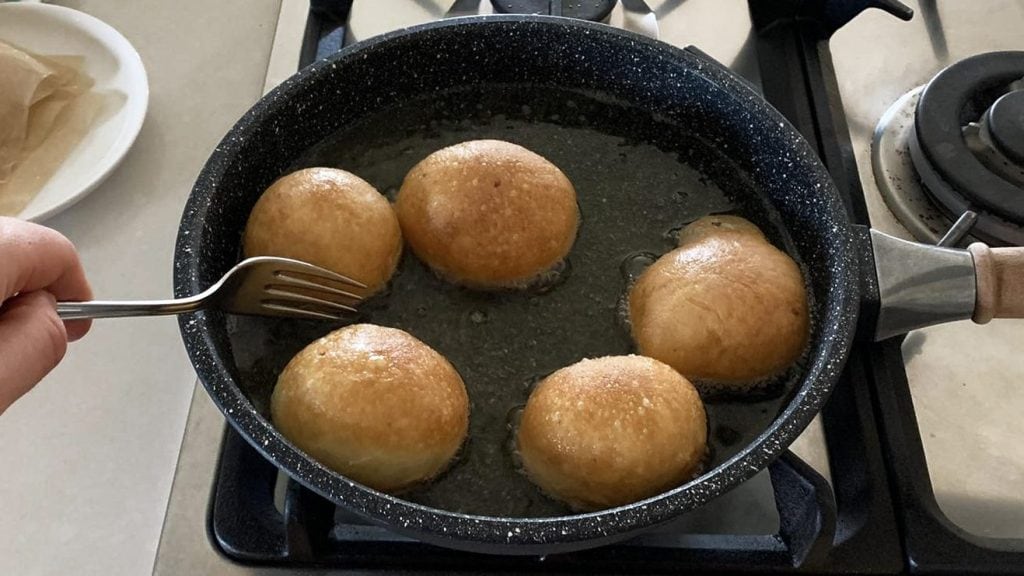 Mini krapfen salati: la ricetta dei bocconcini fritti con ripieno ...