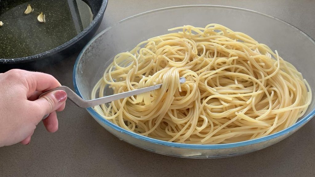 Pasta con la mollica: la ricetta del primo piatto veloce e aromatico