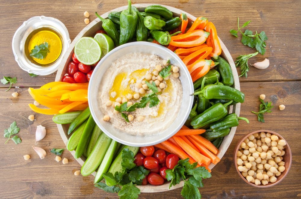 Cosa mangiare con l'hummus? Abbinamenti e consigli per gustarlo al meglio