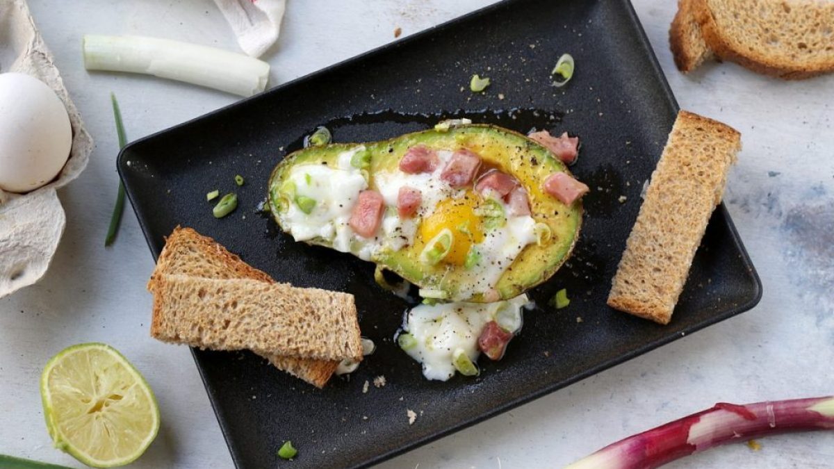 Baked avocado: a delicious and easy to make recipe, perfect for a fast ...