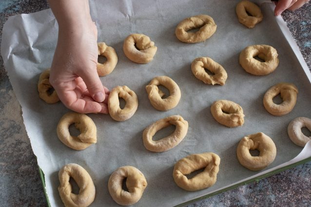 Sweet Taralli: the recipe for typical Italian glazed cookies