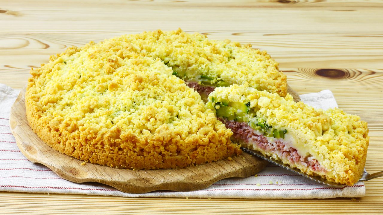 Savory Crumble with Speck and Stracchino: A Crispy, Cheesy Delight