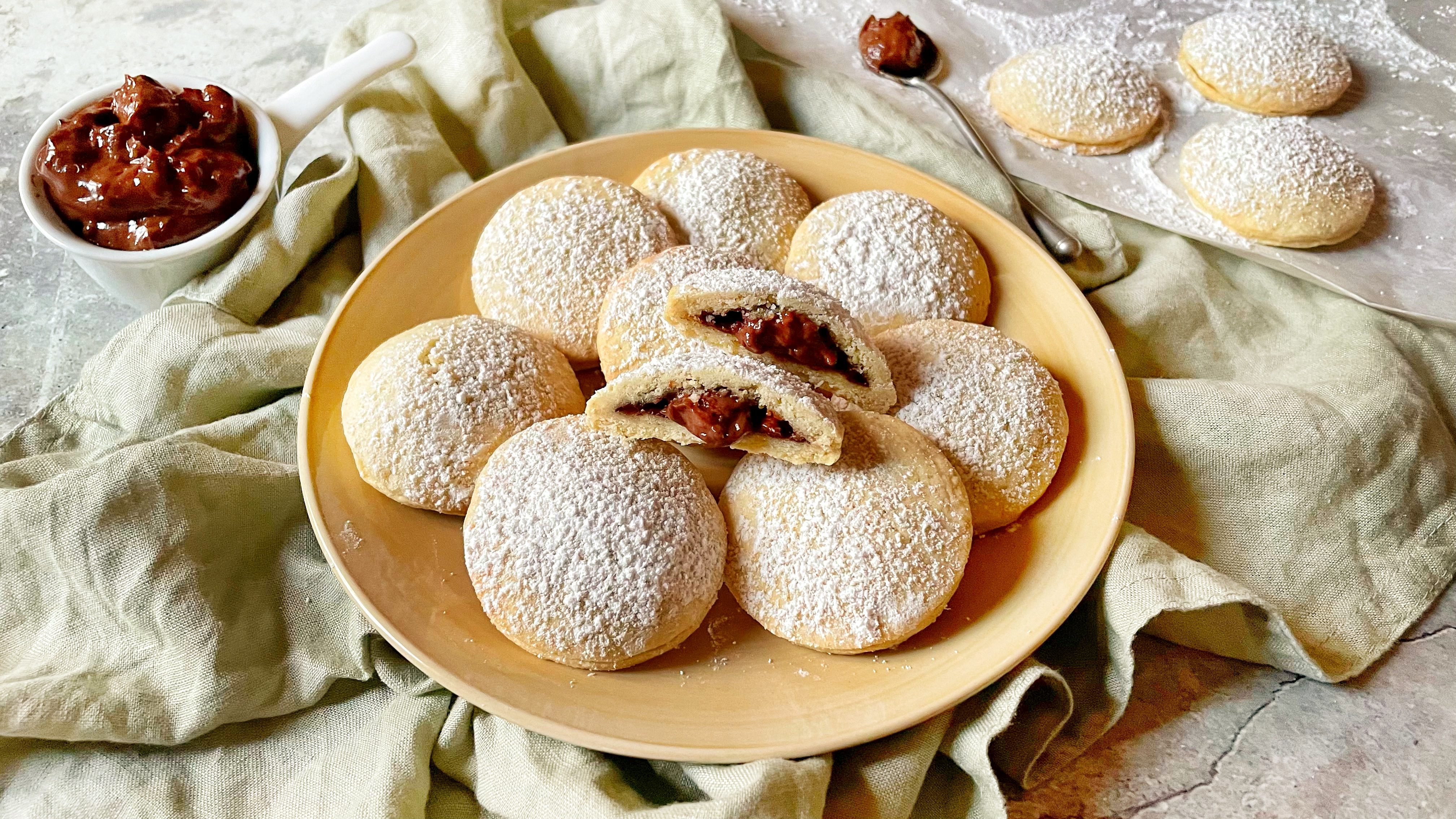 Crumbly and Delicious Chocolate Cream Filled Shortbread Cookies