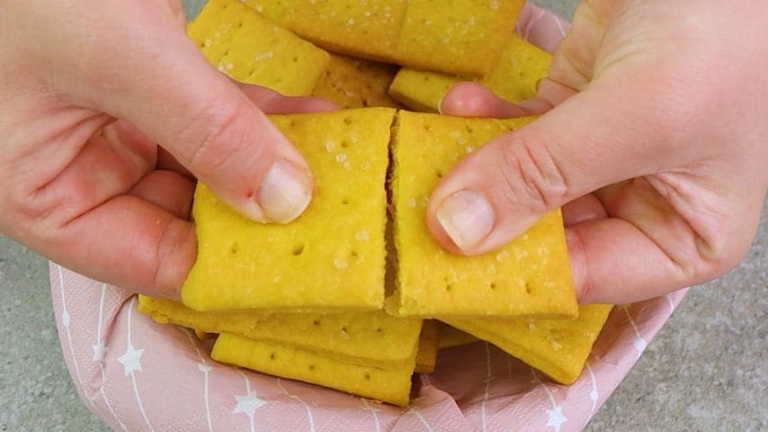 Healthy & Easy Homemade Turmeric Crackers